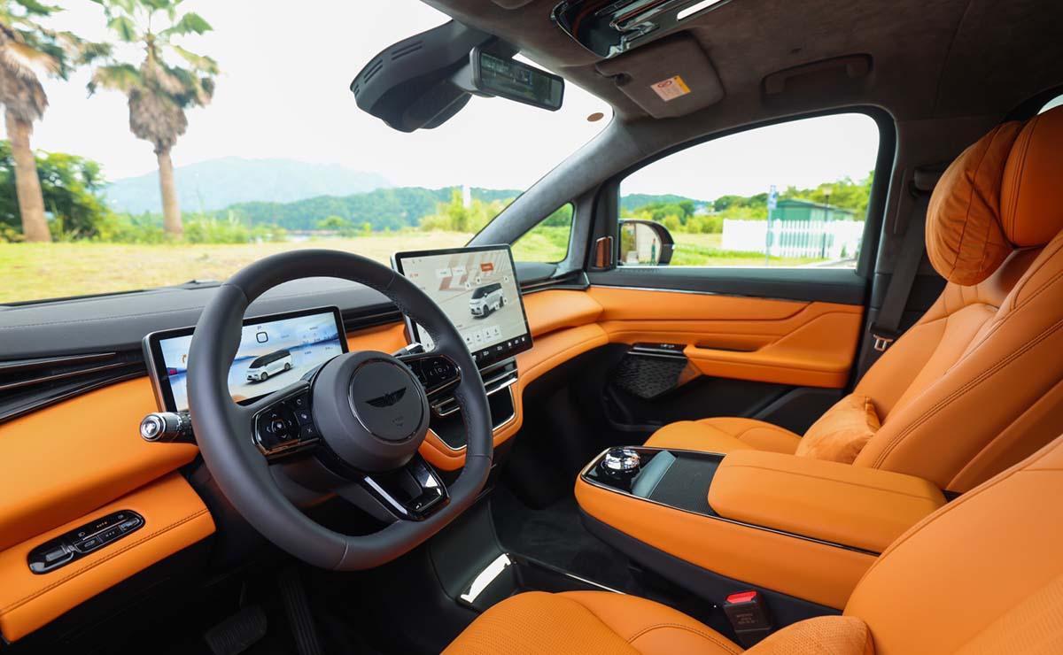 geely-l380-minivan-premium